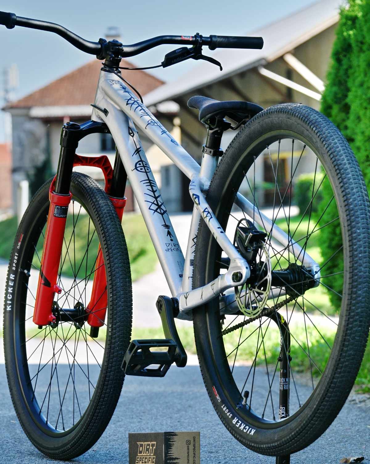 How To Dirt Jump Bike Pads: Ultimate Protection Tips For Riders - BikeTro